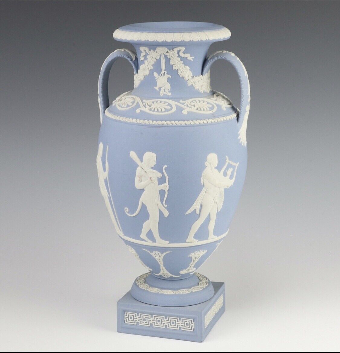 WEDGWOOD JASPER CLASSICAL VASE GENIUS COLLECTION "PROCESSION OF THE DE ...